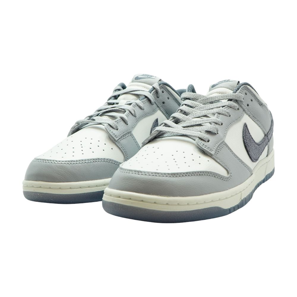 Dunk SE Light Carbon Red Low Top Sneaker – Unclaimed Baggage